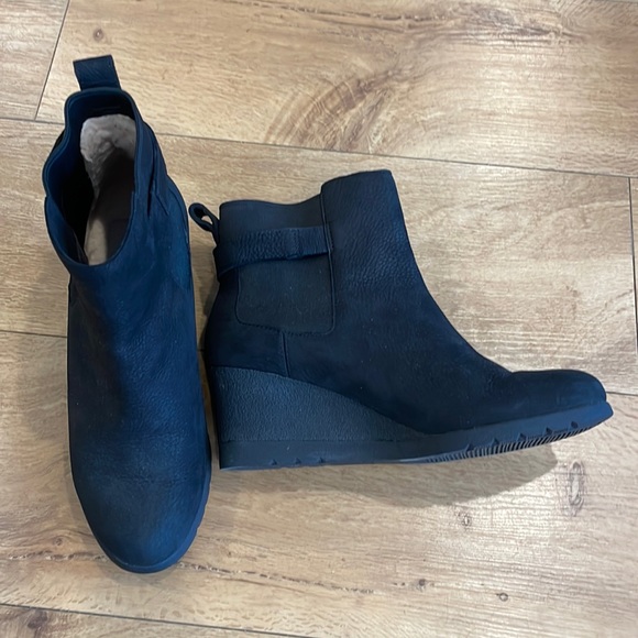 UGG | Shoes | Ugg Black Leather Wedge Ankle Boots 7 2 | Poshmark